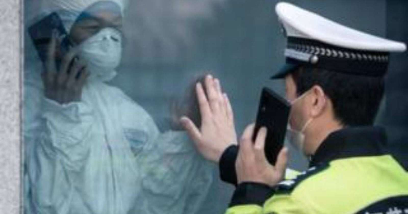 Карантинге жабылған медбике мен оның күйеуінің әйнек арқылы сөйлесуі жұрт көңілін елжіретті ...