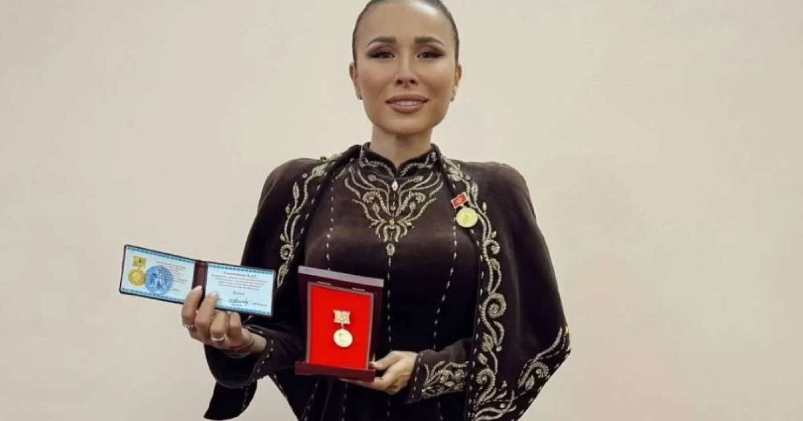 Әнші Луинаға Қырғыз Республикасының мәдениет үздігі атағы берілді: 10 қараша 2025, | KZNews.kz